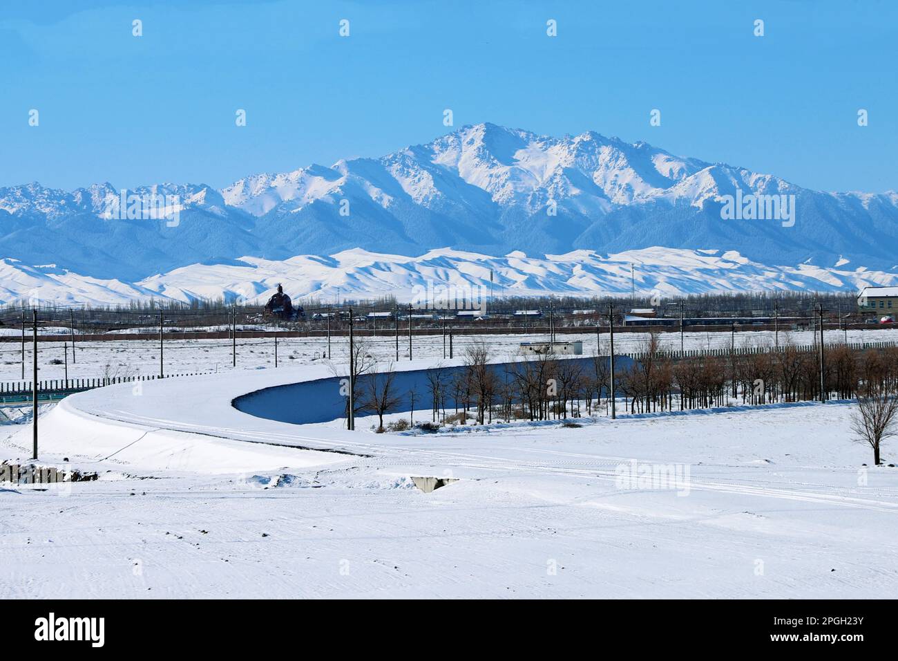 Beautiful scenery of Tianshan Mountain after snow in Urumqi City ...