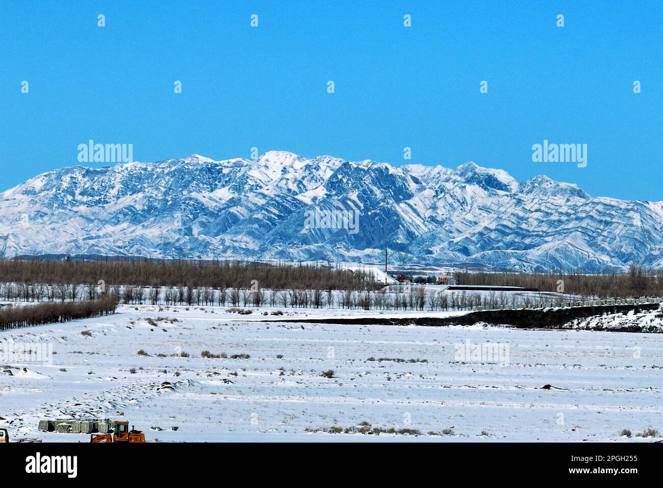 Beautiful scenery of Tianshan Mountain after snow in Urumqi City ...