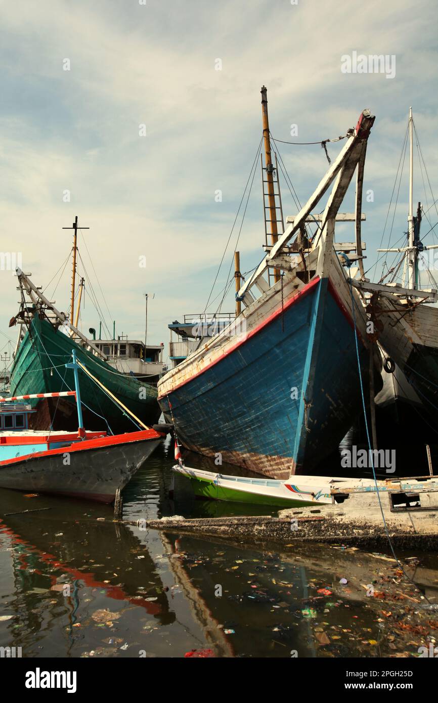 Pinisi in Paotere harbour, Makassar, Sulawesi, Indonesia, 2012 Stock ...