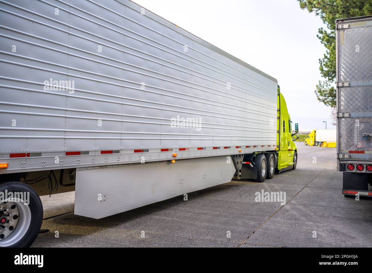 Industrial big rig lime semi truck tractor with refrigerated semi ...