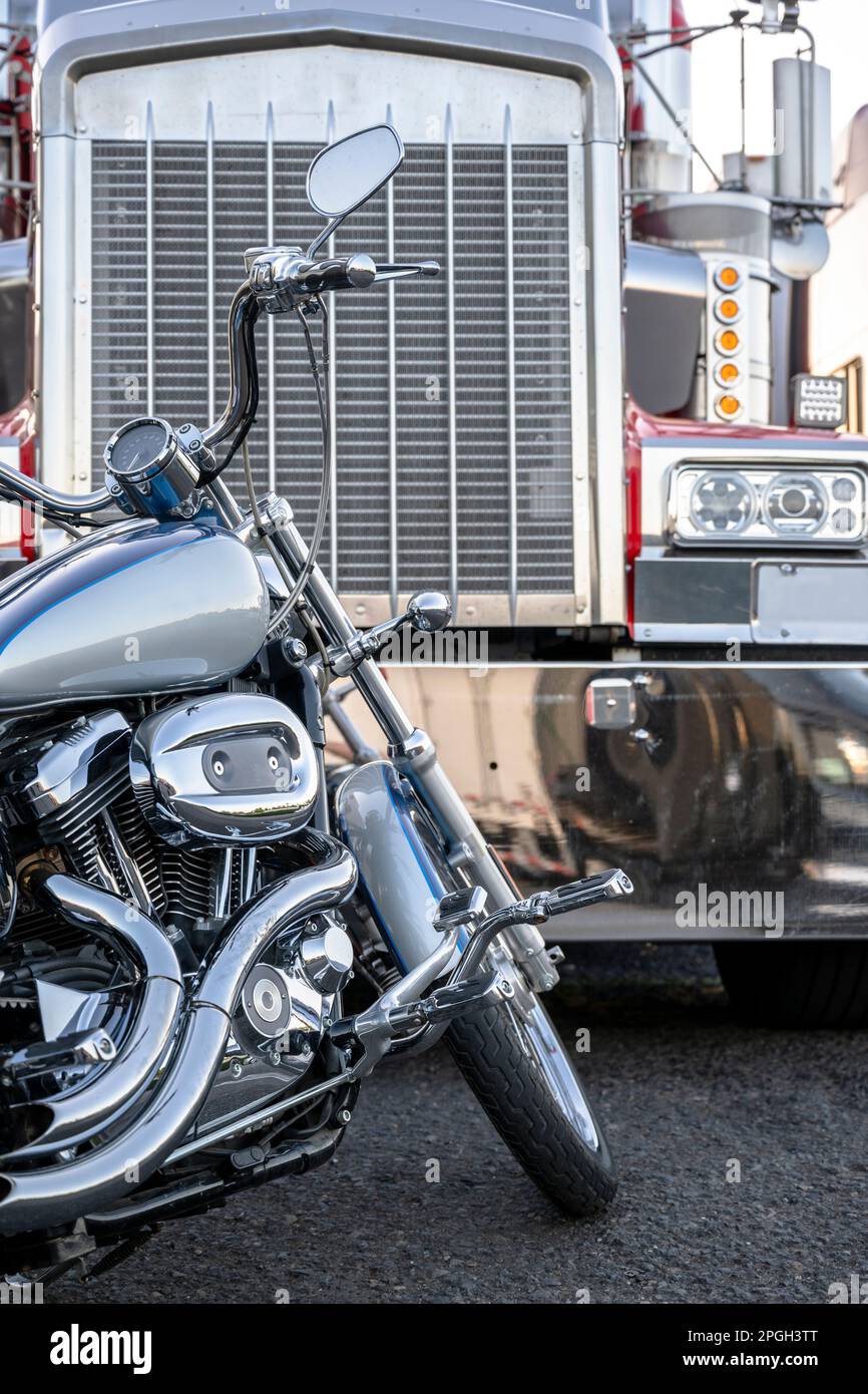 Heavy duty professional industrial American bonnet red big rig semi ...