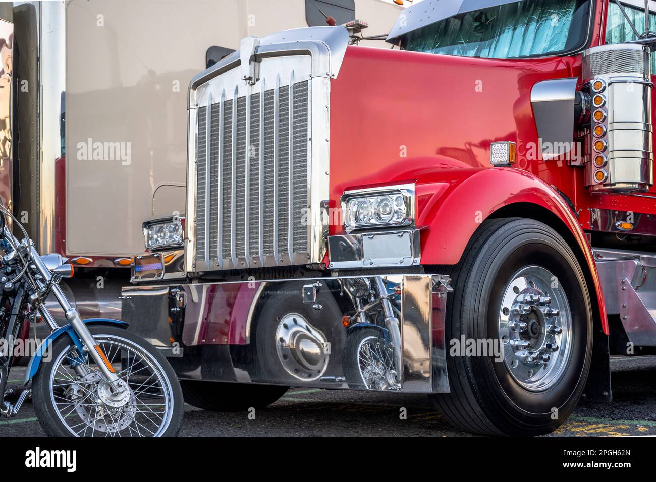 Heavy duty professional industrial American bonnet red big rig semi ...