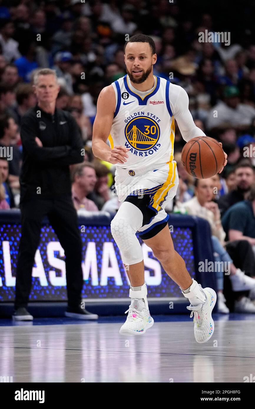 Golden State Warriors guard Stephen Curry advances the ball up court ...