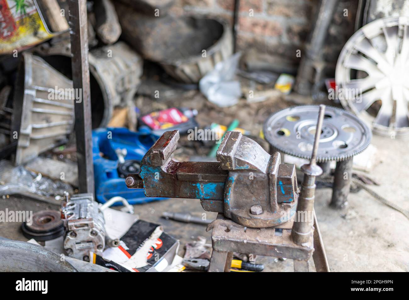 Messy garage hi-res stock photography and images - Alamy