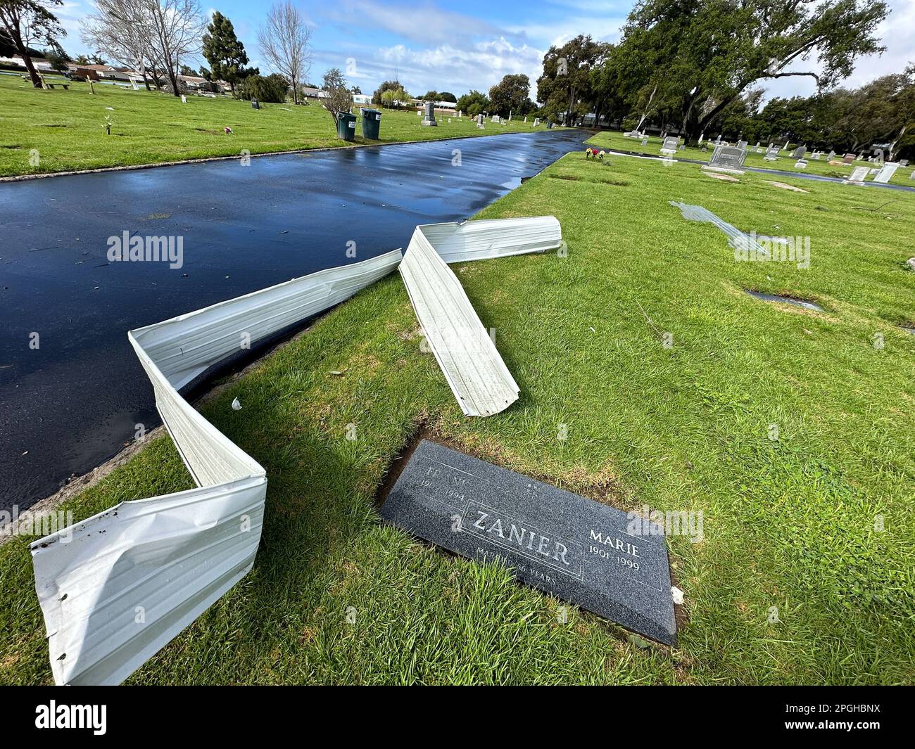 Tornado damage mobile home park hi-res stock photography and images - Alamy