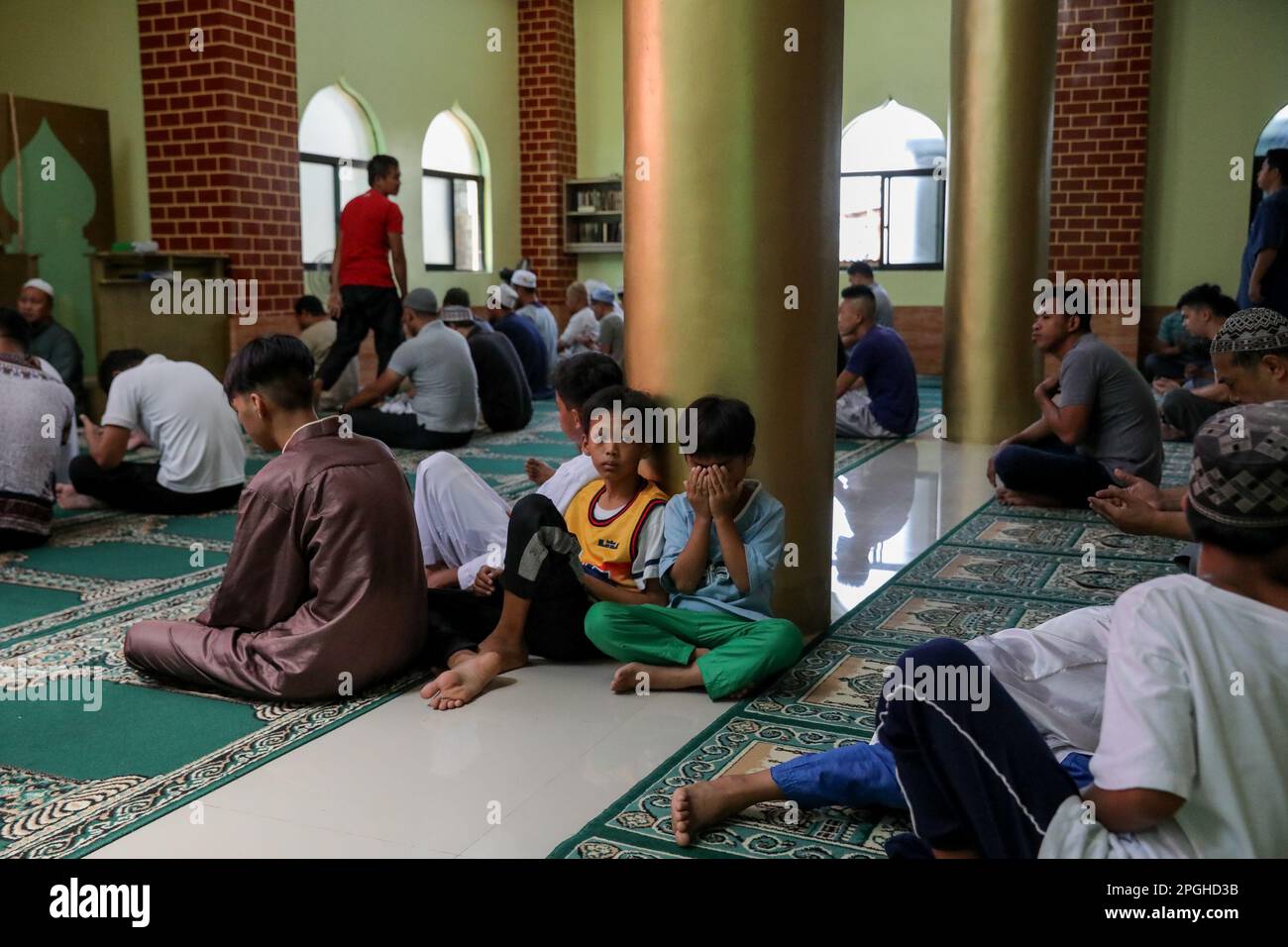 Filipino muslims pray hi-res stock photography and images - Alamy