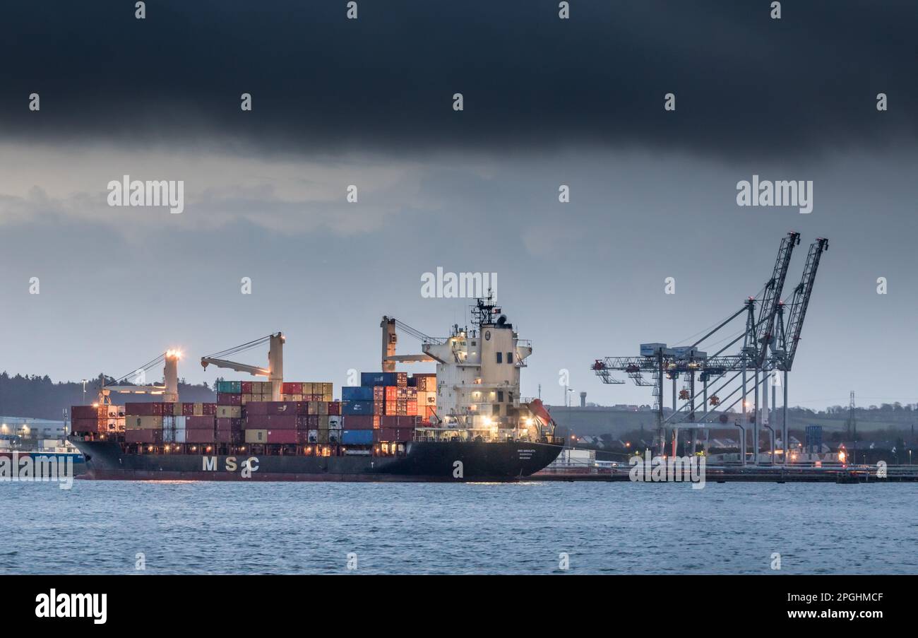 Container ship offloading hi-res stock photography and images - Alamy
