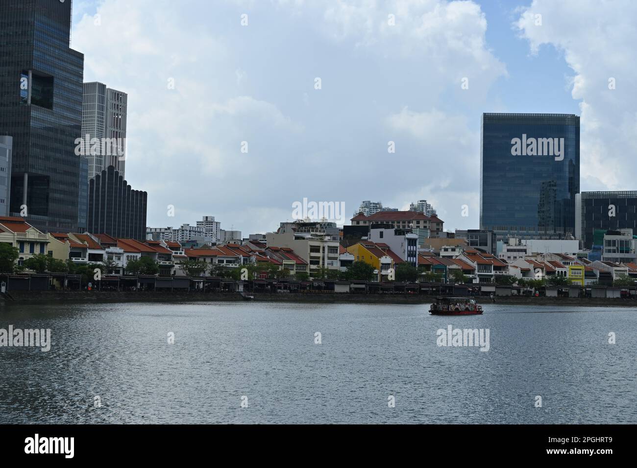 View of Singapore river and the buildings in Boat Quay in Singapore ...