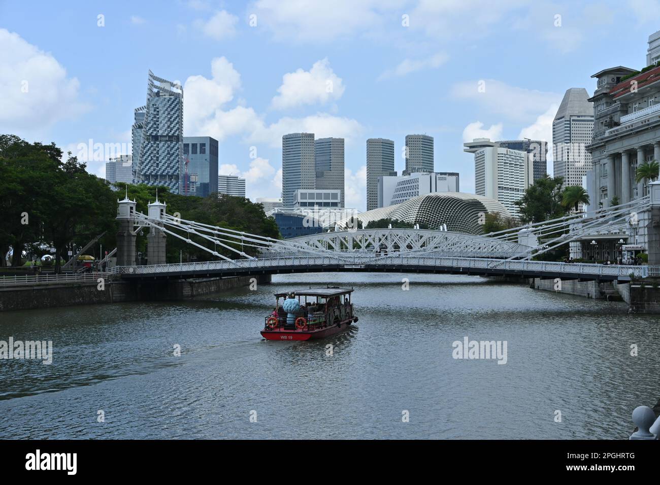 View of Singapore river and the buildings in Boat Quay in Singapore ...