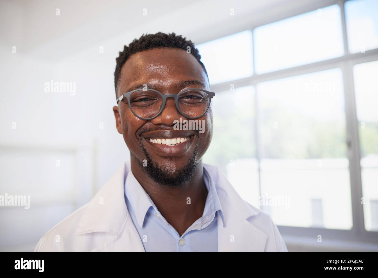 Close up portrait of smiling Black doctor with window Stock Photo - Alamy