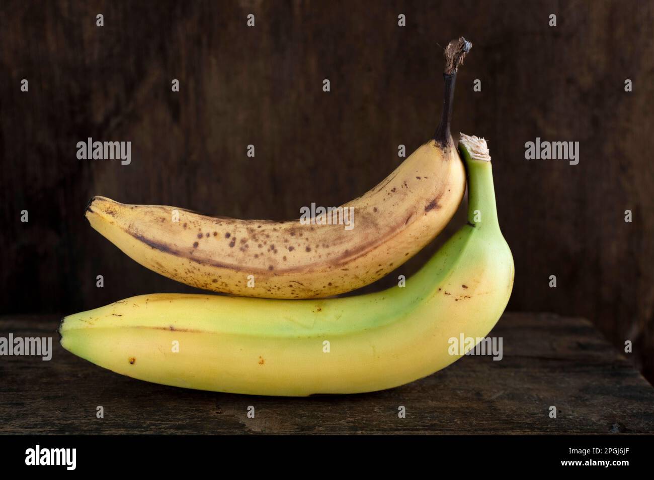 Green and yellow bananas hi-res stock photography and images - Alamy