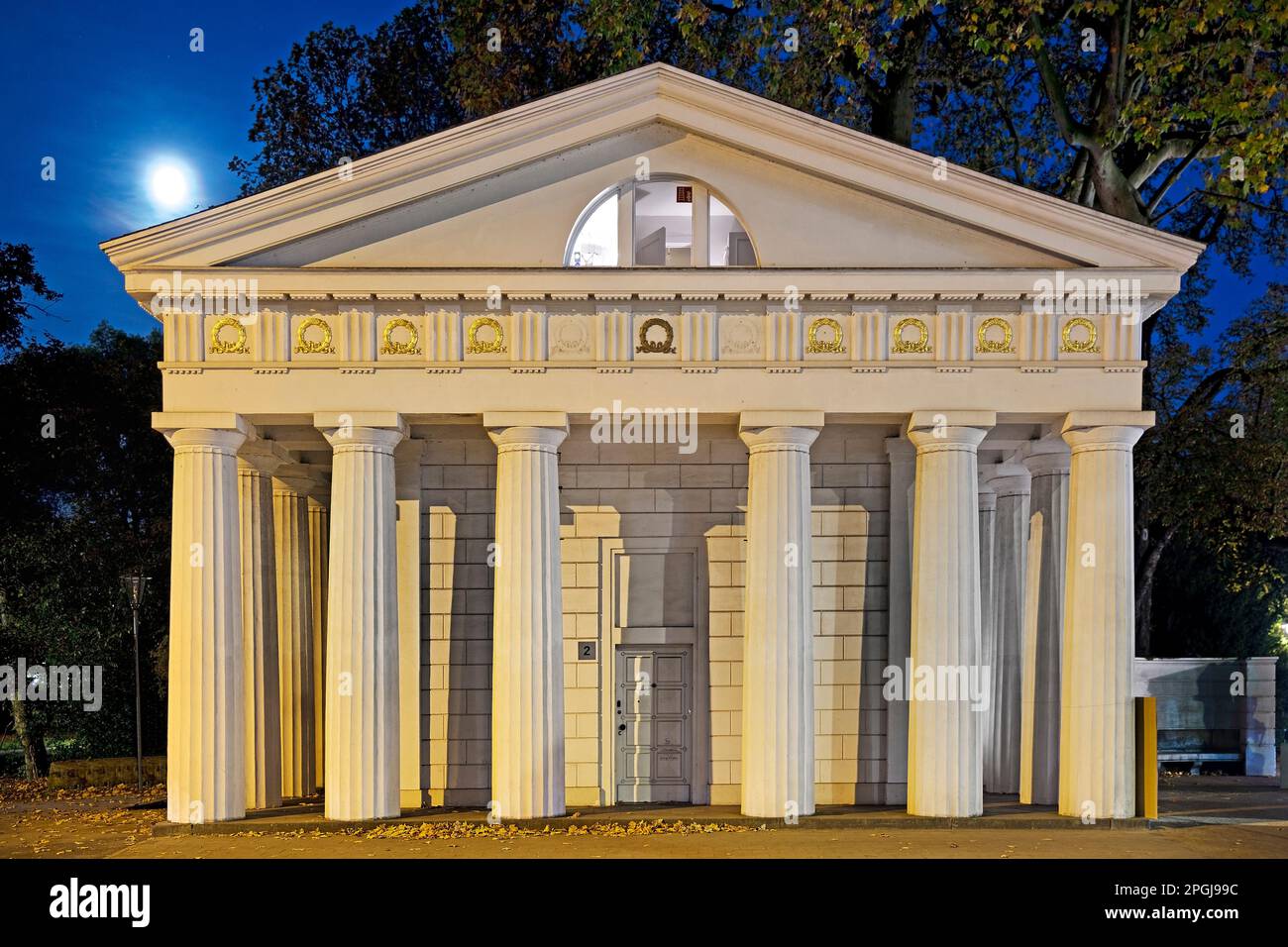 Moon gate hi-res stock photography and images - Alamy