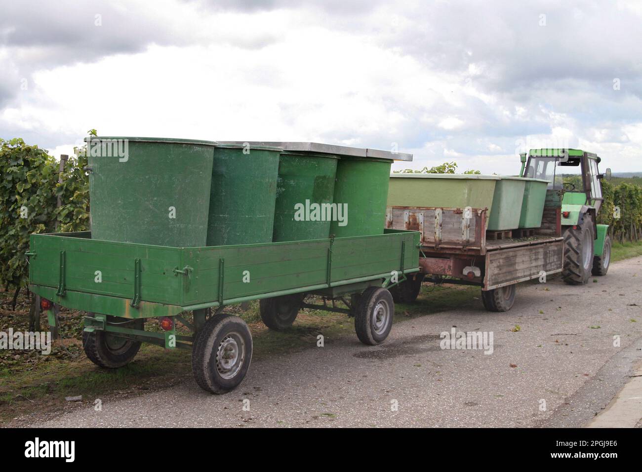 Vintage trucks and trailers hi-res stock photography and images - Alamy
