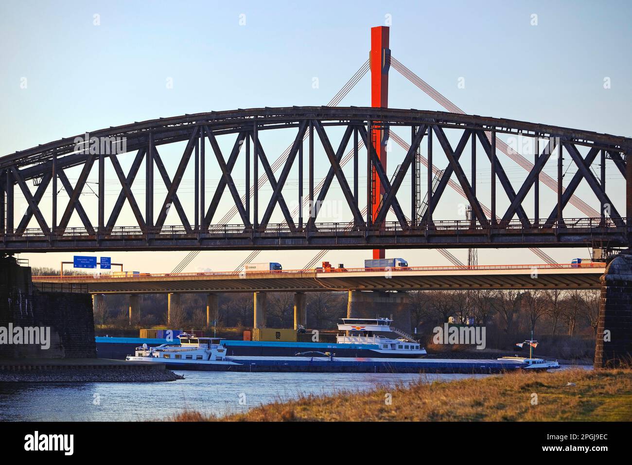 Concrete railway bridges hi-res stock photography and images - Alamy