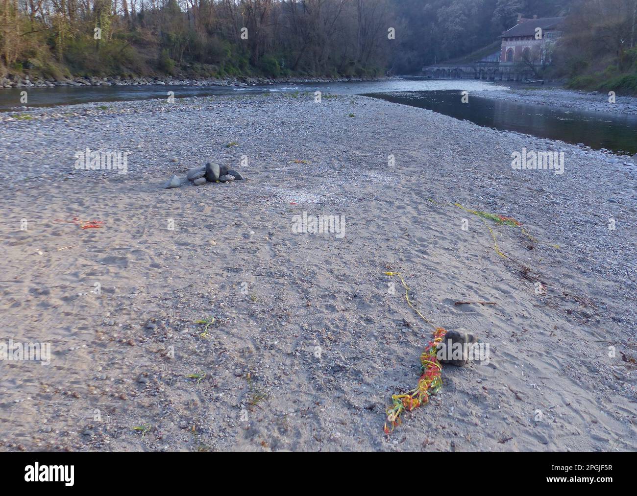 Adda River at historic lows, in some points new natural islands are ...