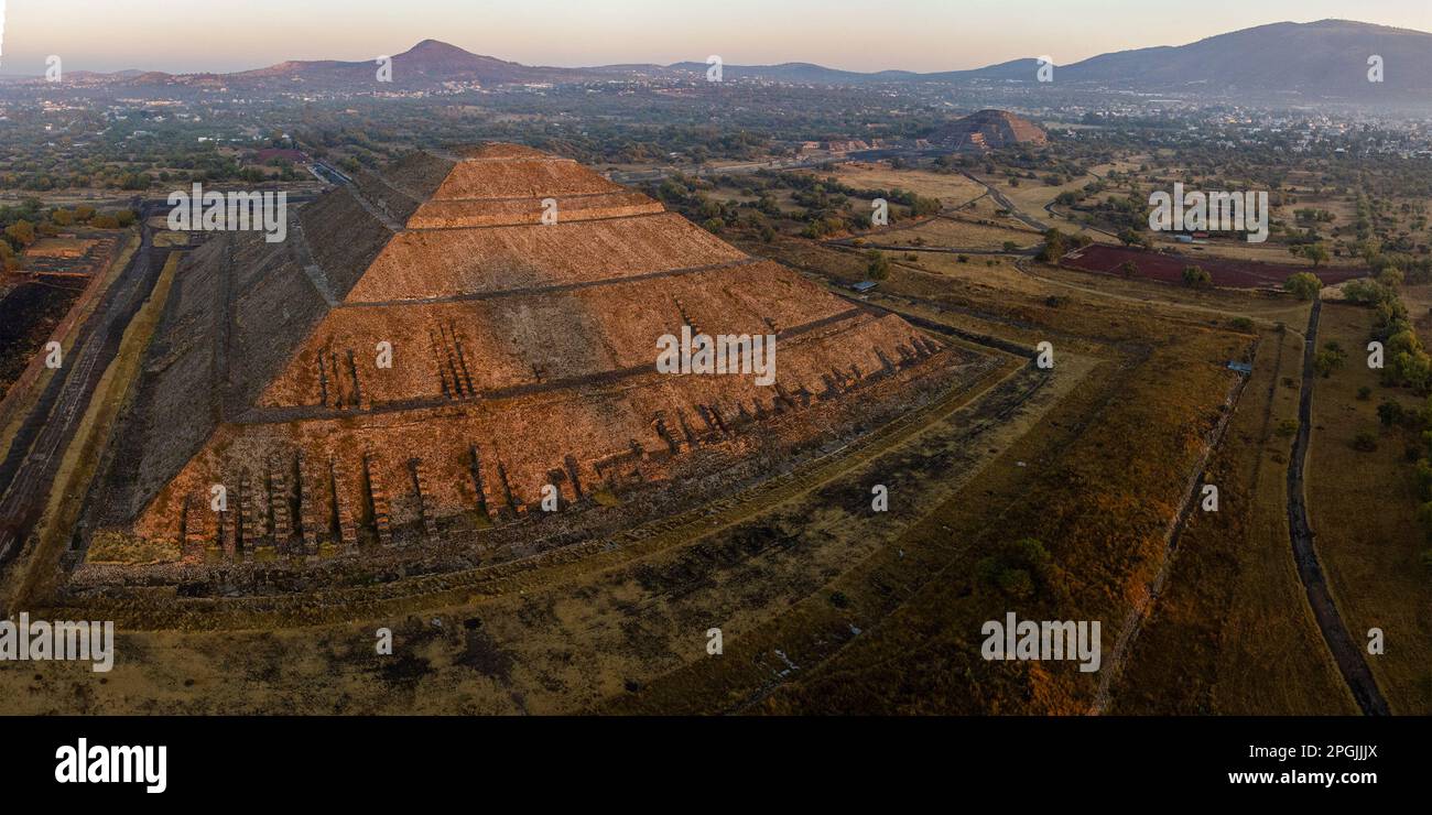 Sunrise over the Teotihuacan pyramid, Mexico Stock Photo - Alamy