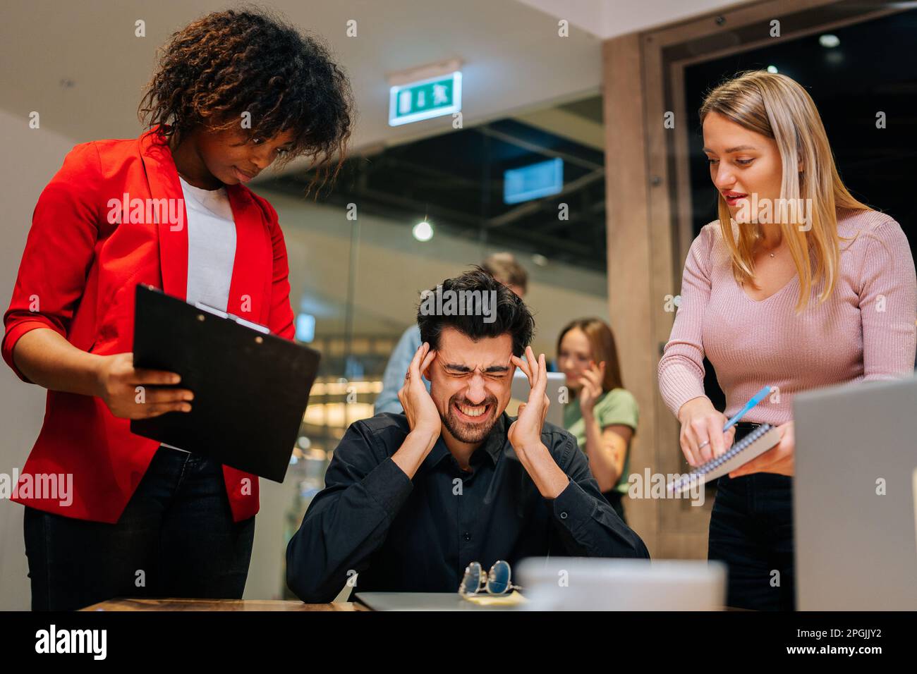 African man laptop shaking head hi-res stock photography and images - Alamy