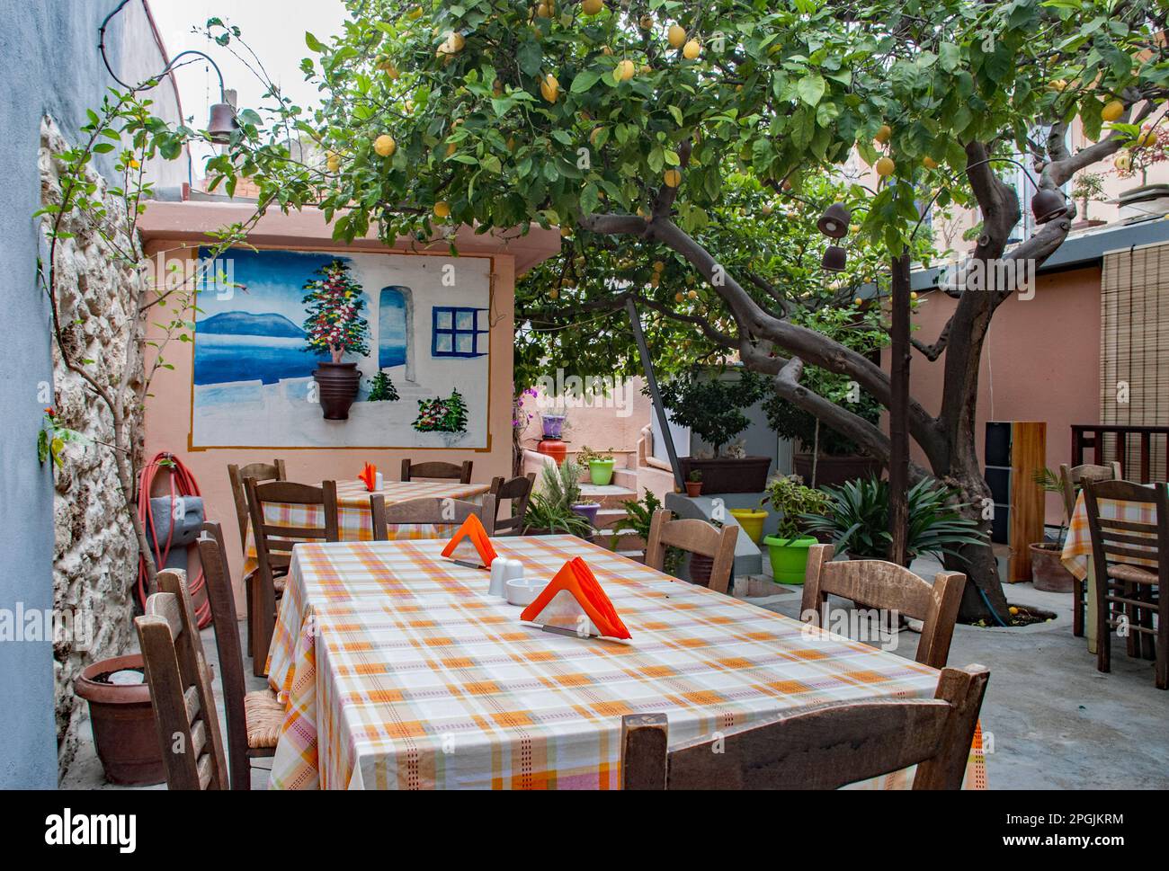 Lemon tree in restaurant rethymno hi-res stock photography and images ...