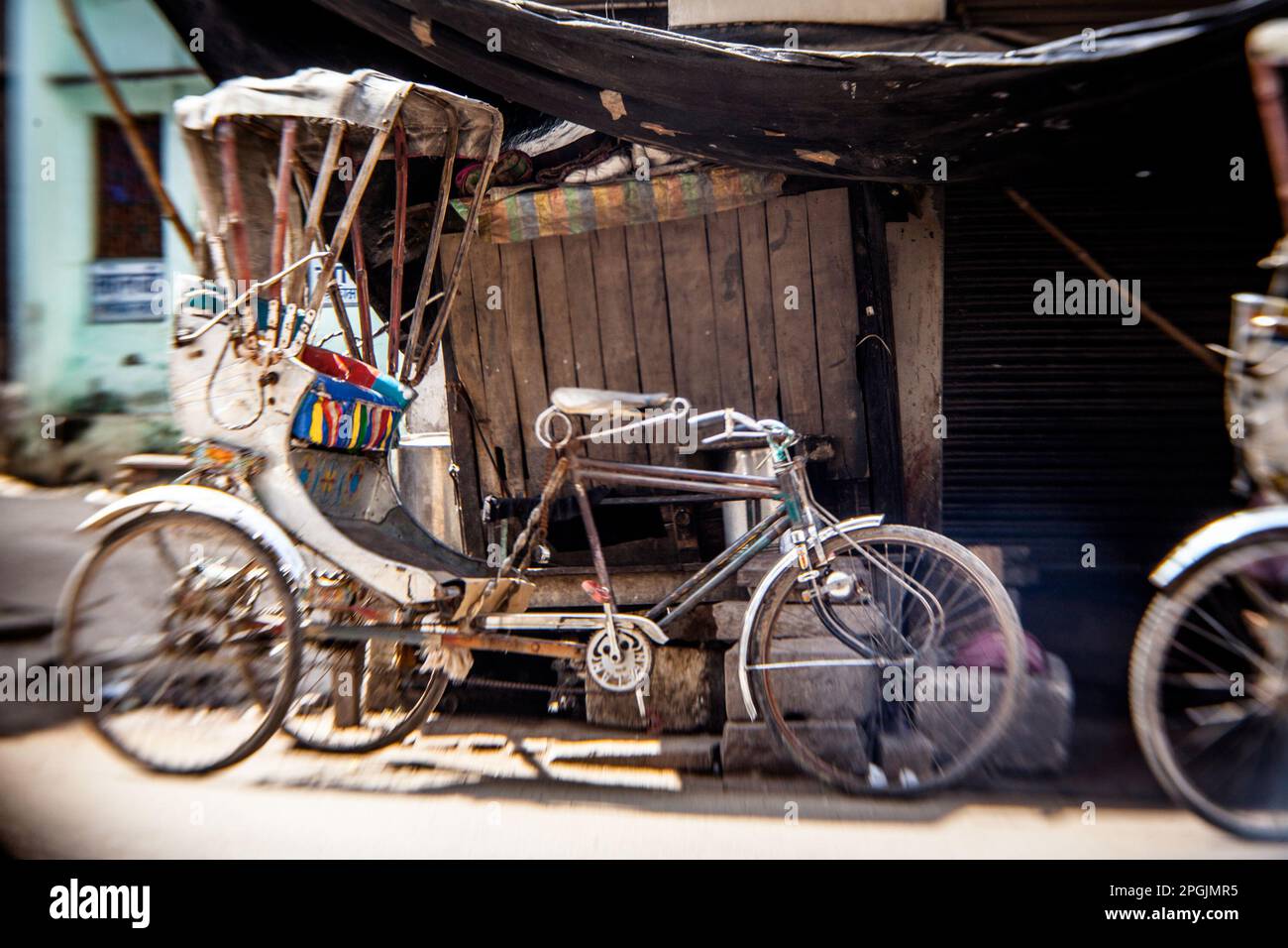 India varanasi cycle rickshaw hi-res stock photography and images - Alamy