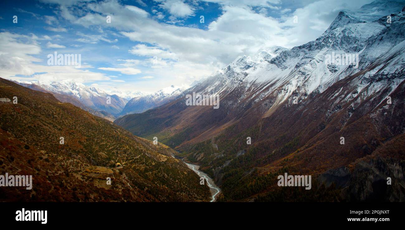Way from Manang village to Tilicho lake. Nepal Stock Photo - Alamy