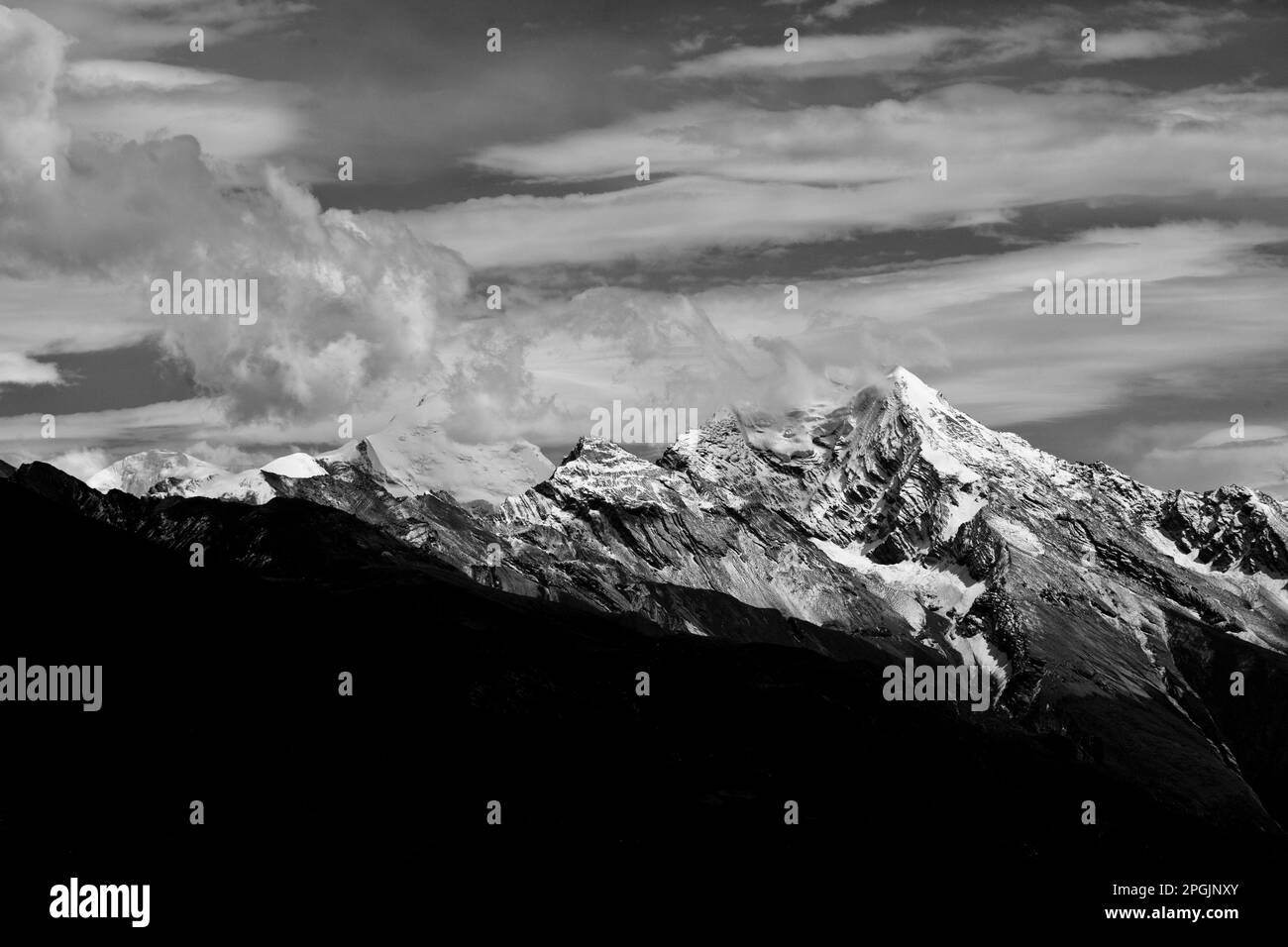 Way from Manang village to Tilicho lake. Nepal Stock Photo - Alamy