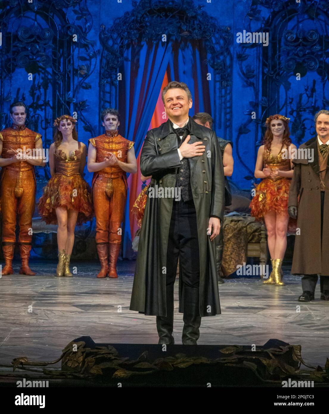 Dmytro Popov, curtain call, La Traviata, Metropolitan Opera House, New ...