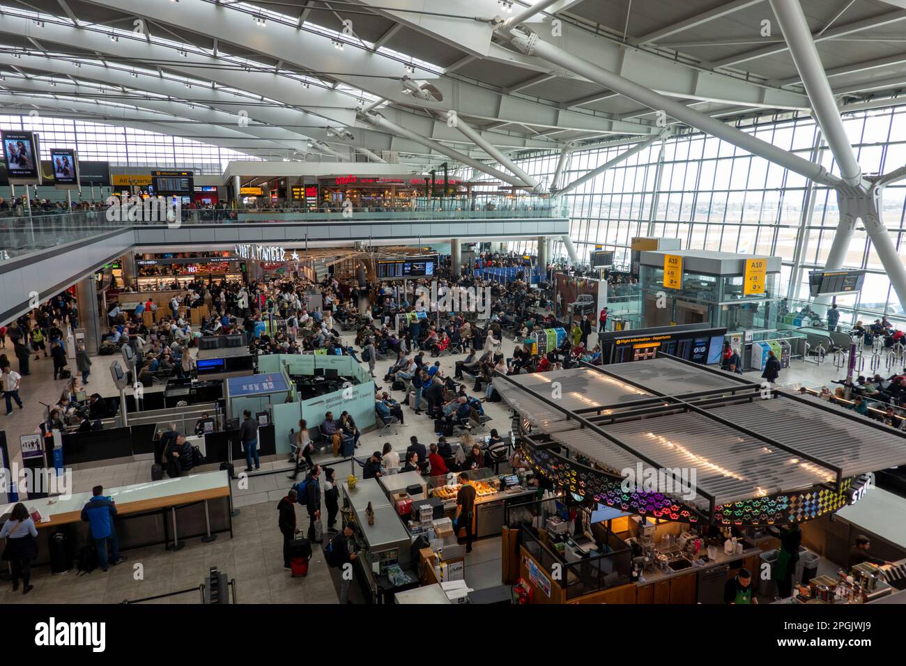 WH Smith, Terminal 5, Heathrow airport, London, UKWH Smith, Terminal 5 ...