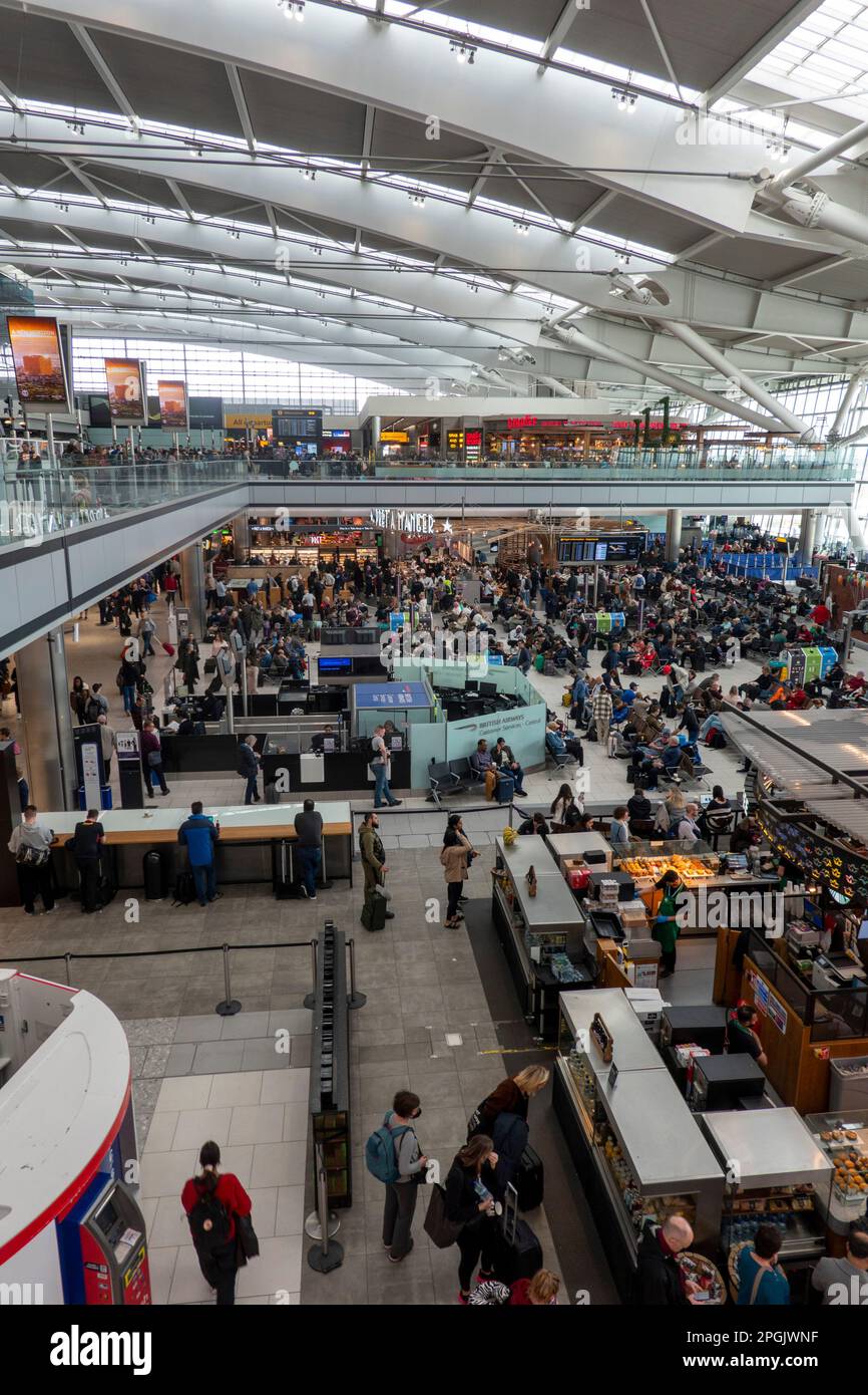 WH Smith, Terminal 5, Heathrow airport, London, UKWH Smith, Terminal 5 ...