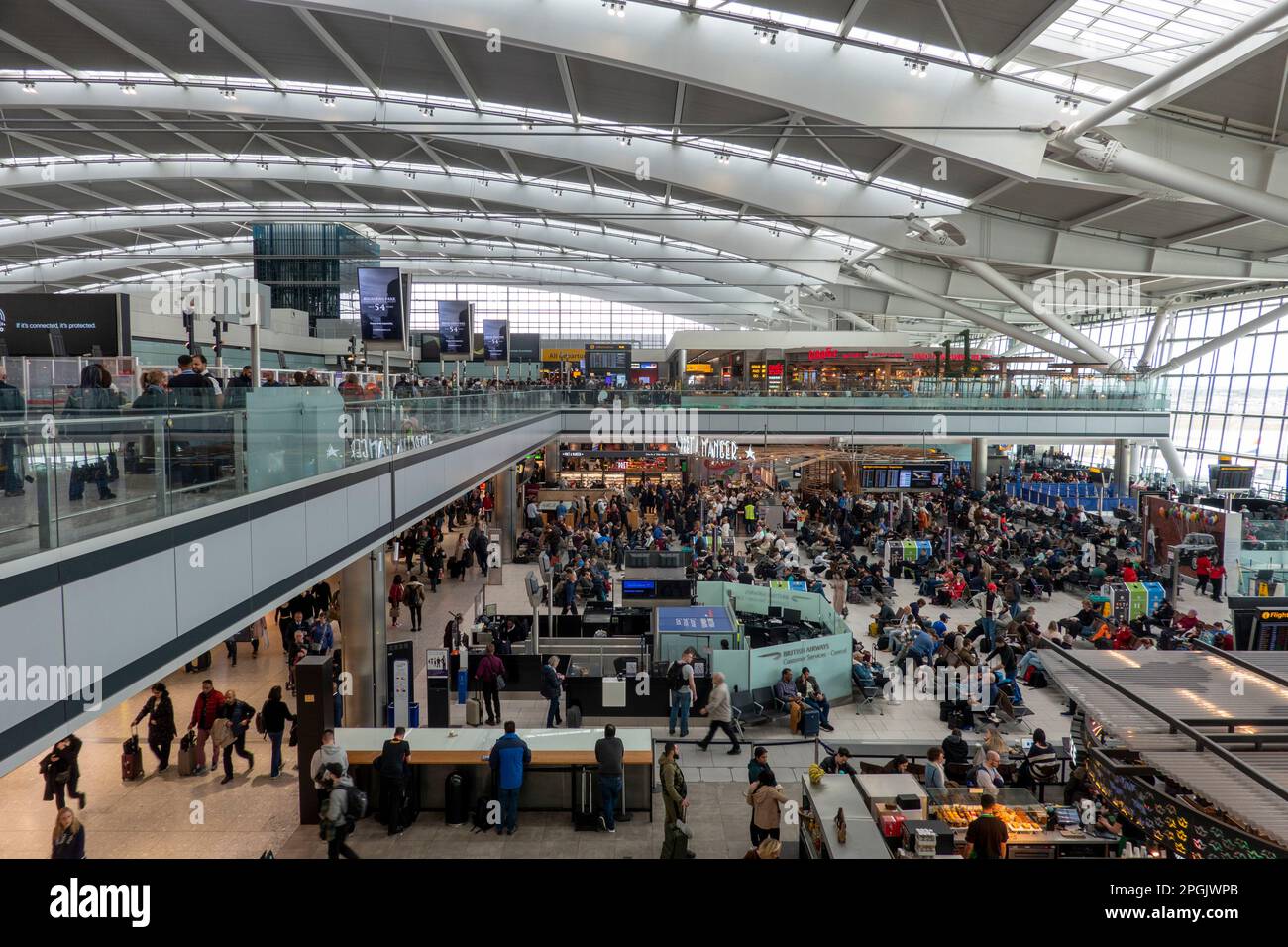 WH Smith, Terminal 5, Heathrow airport, London, UKWH Smith, Terminal 5 ...