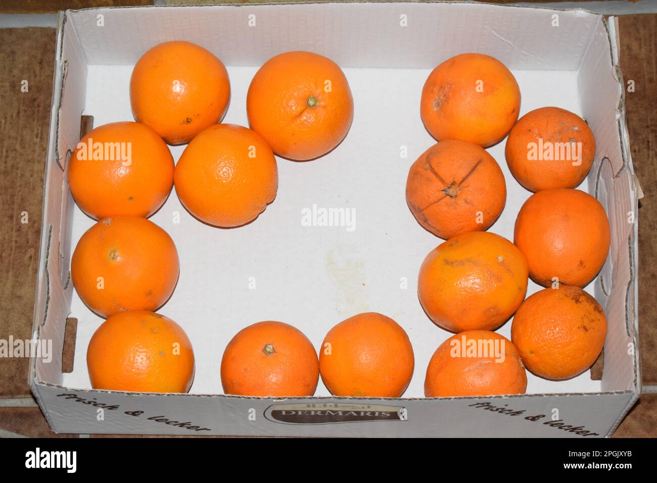 oranges in a box Stock Photo - Alamy