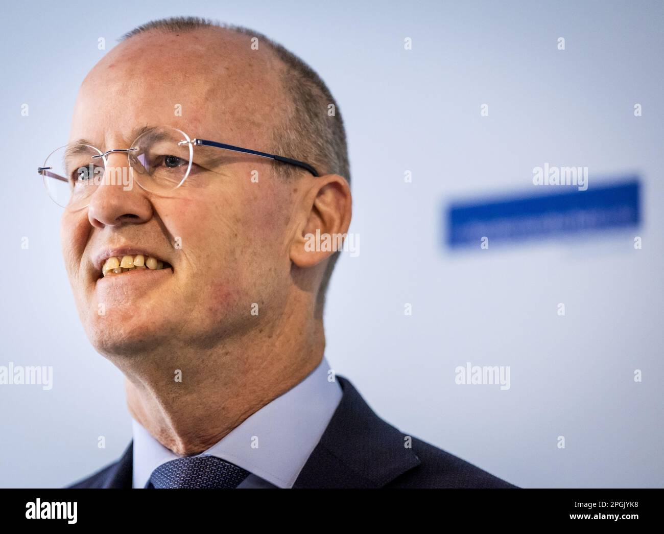 AMSTERDAM - President Klaas Knot explains the 2022 annual report of De ...