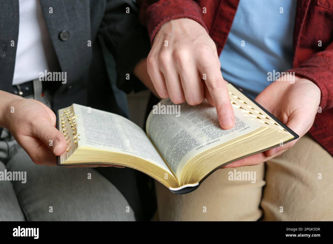 Couple study bible together hi-res stock photography and images - Alamy