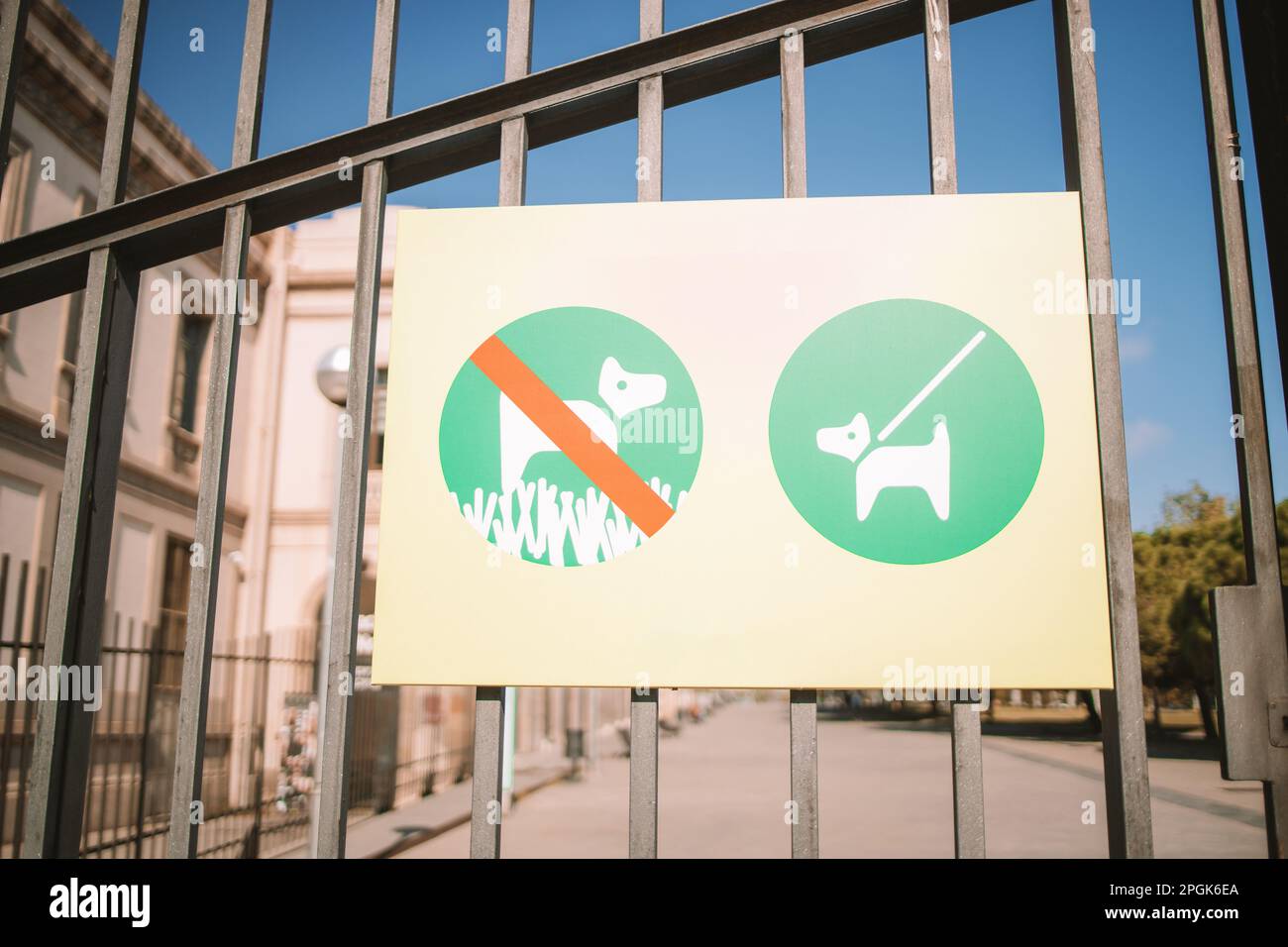 Walk the dog only on a leash sign on the fence Stock Photo - Alamy