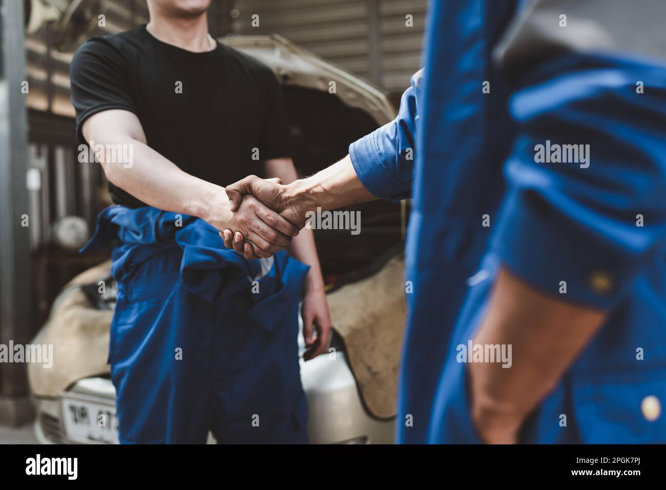 Car repairing expert hi-res stock photography and images - Alamy