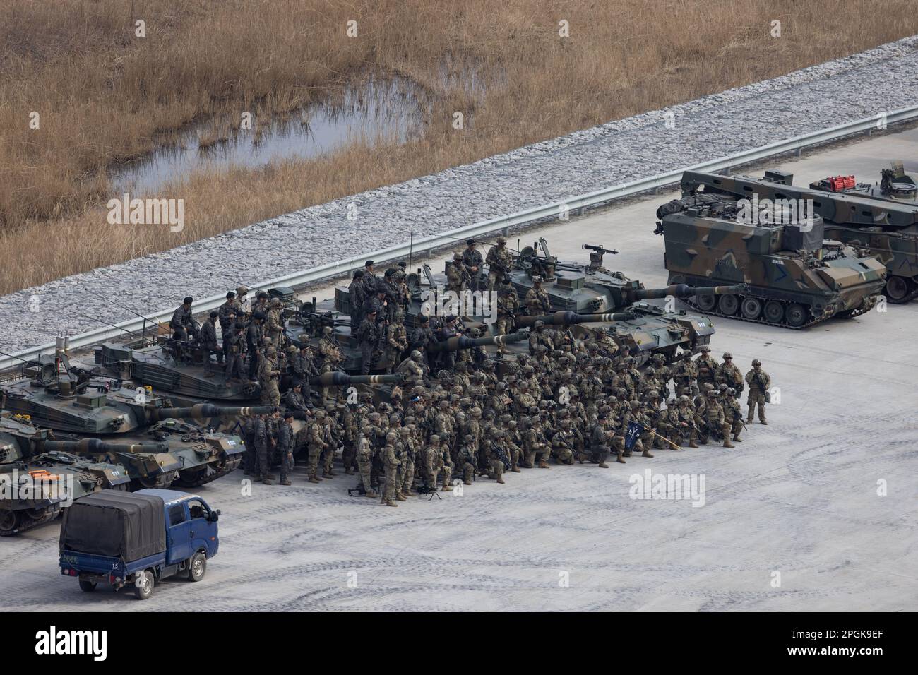 U.S. soldiers from the 2nd Infantry Division, Stryker Battalion and ...