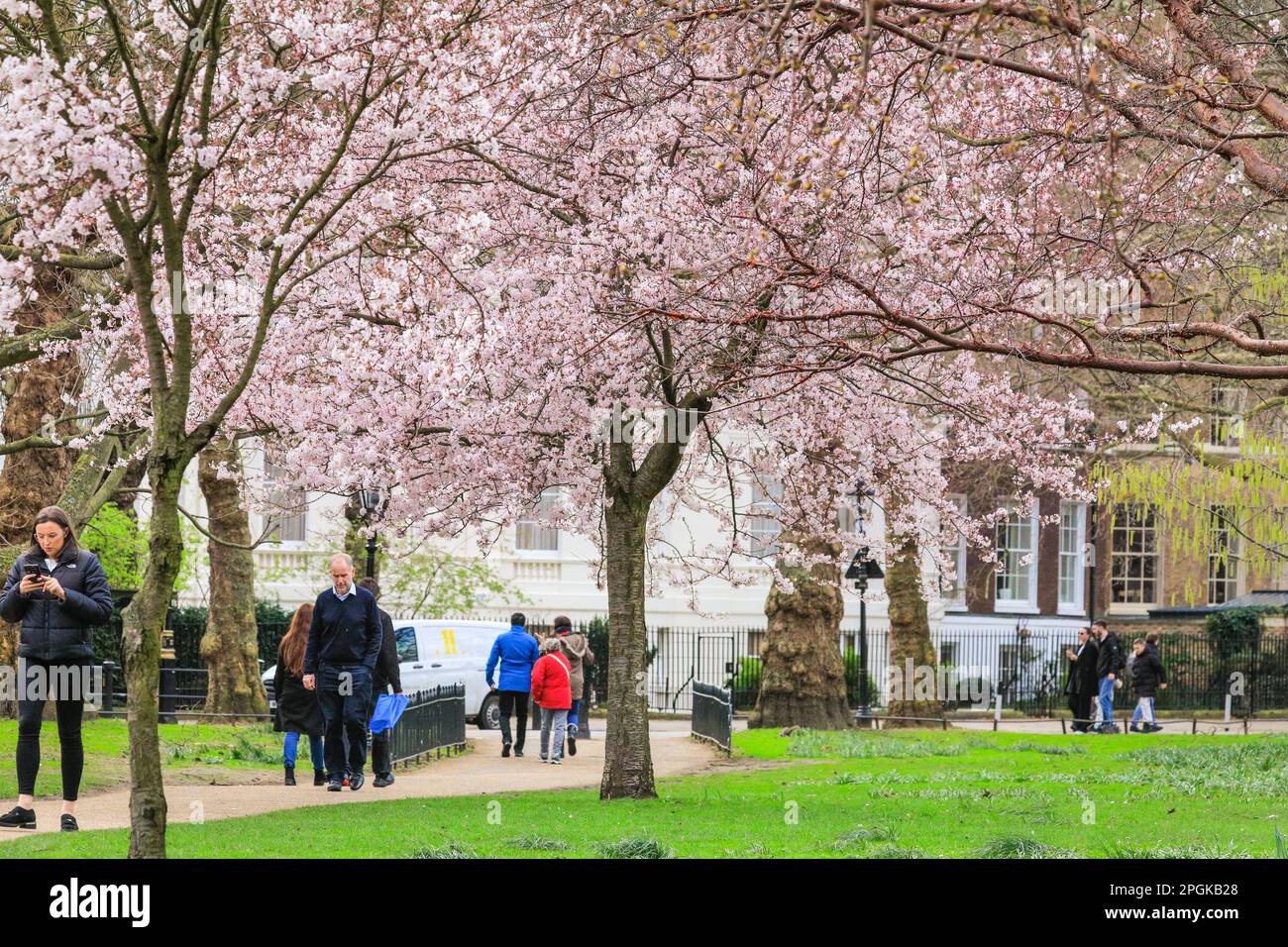 London, UK. 23rd Mar, 2023. People enjoy the sunshine, mild ...