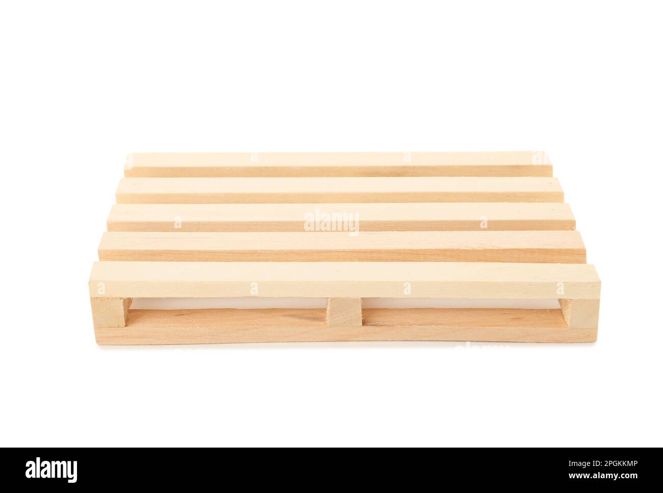 One small wooden pallet isolated on white Stock Photo - Alamy