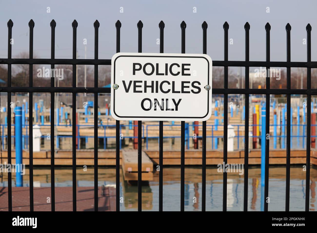 Emergency entrance only sign hi-res stock photography and images - Alamy