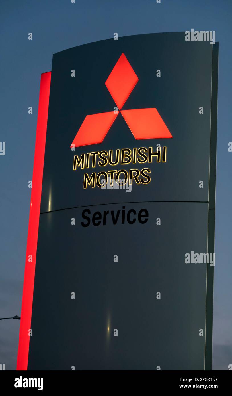 Illuminated Mitsubishi Motors Service sign, Outer ring road Lincoln ...