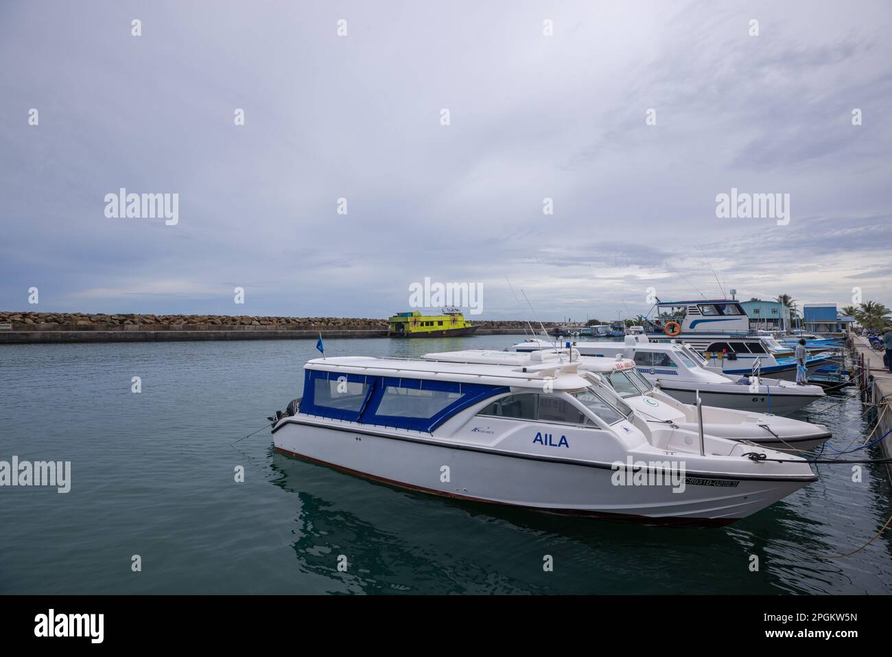 Boats docked at Fuvamulah island's (Maldives) jetty/harbour Stock Photo ...
