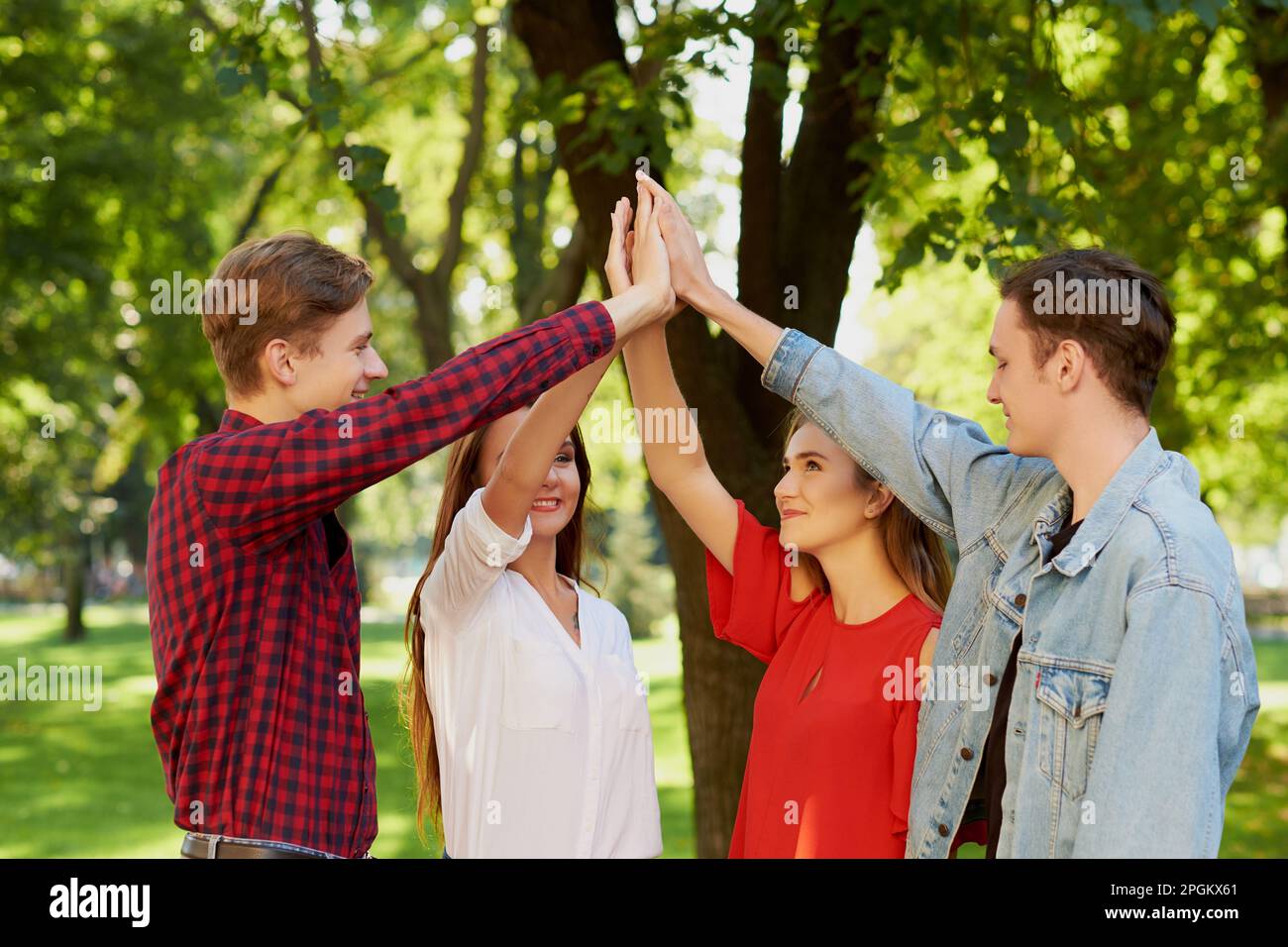 Happy young friends teamwork Stock Photo - Alamy