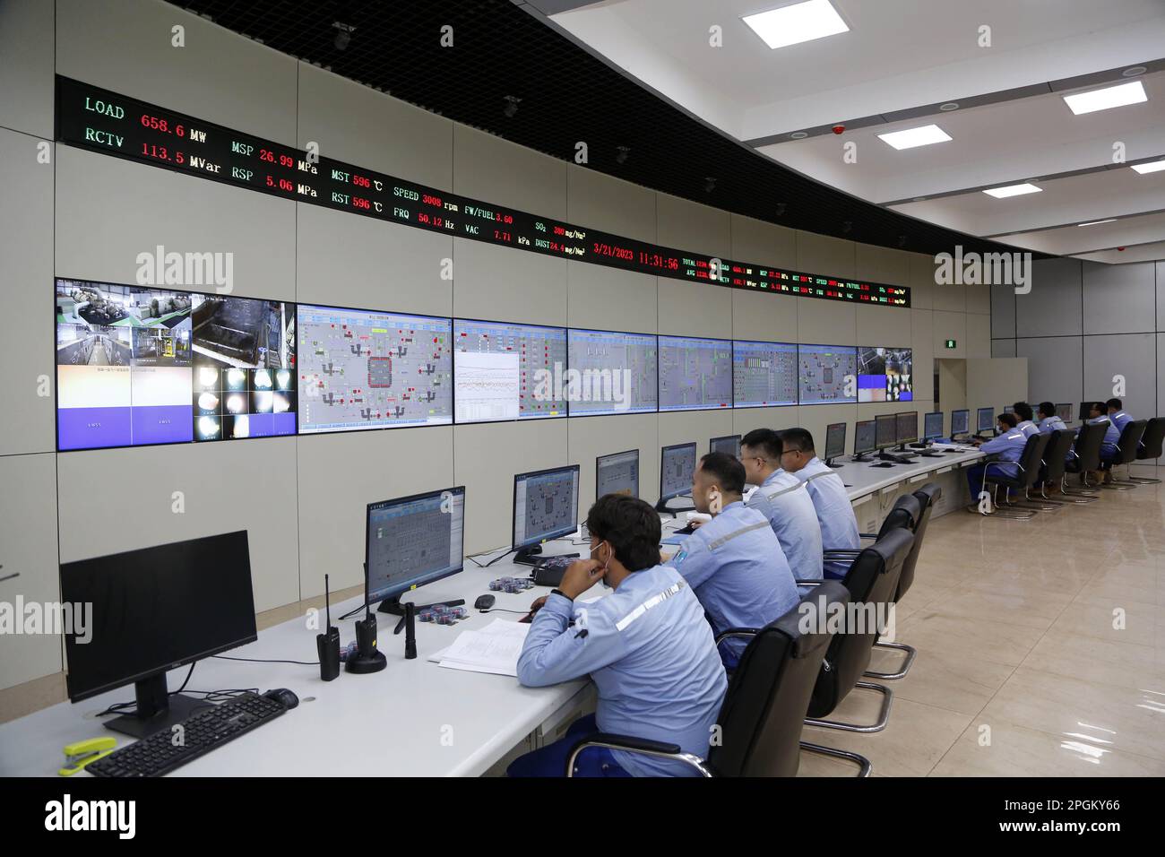 (230323) -- THARPARKAR, March 23, 2023 (Xinhua) -- Staff members work ...