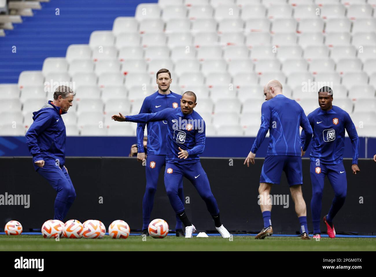 SAINT-DENIS - (lr) Holland assistant trainer Erwin Koeman, Wout ...