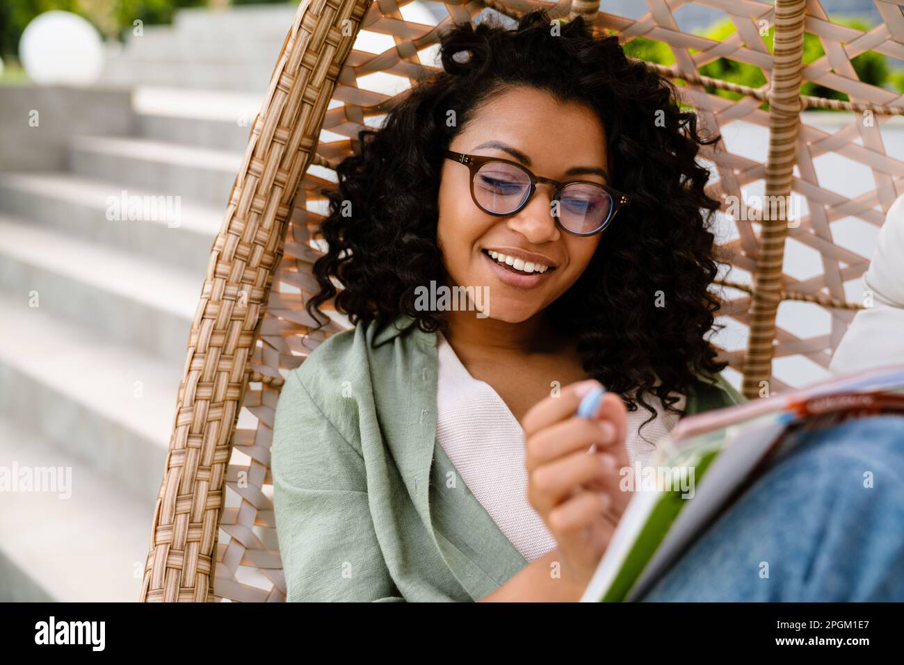 Woman hang writing hi-res stock photography and images - Alamy