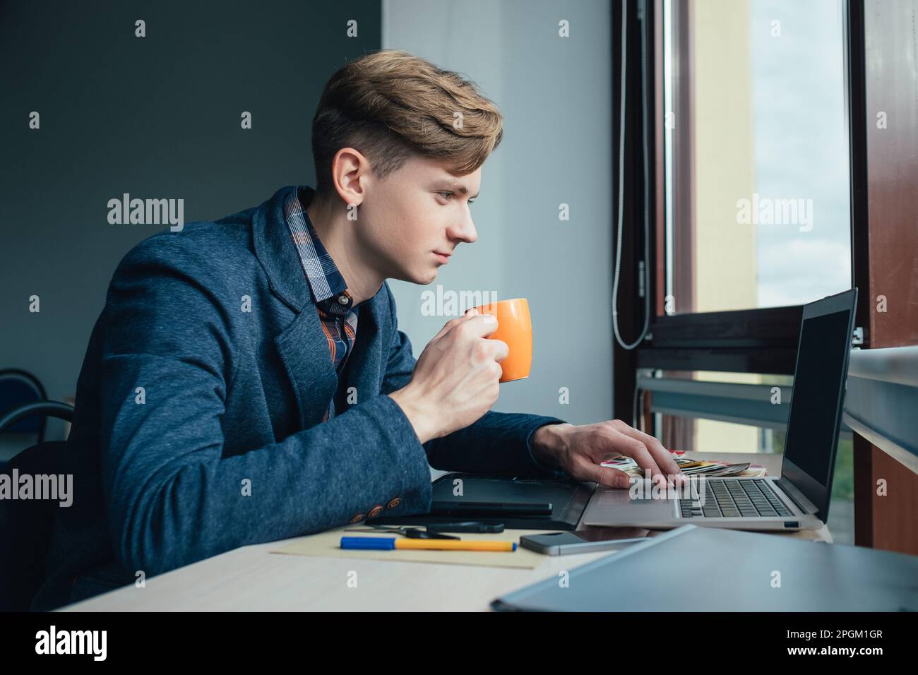 coffee break office worker daily energy boost Stock Photo - Alamy