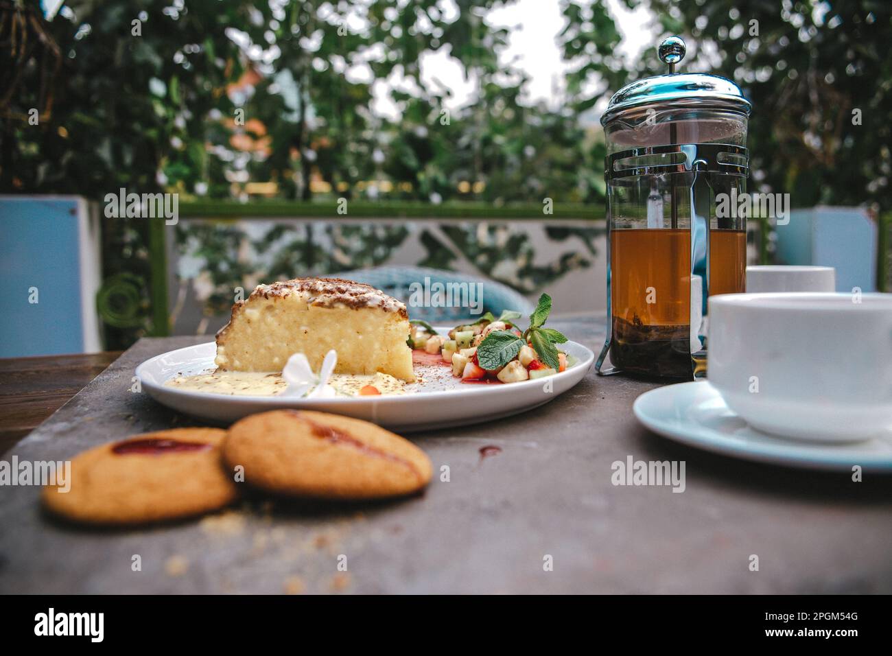 Pink custard chocolate sponge hi-res stock photography and images - Alamy