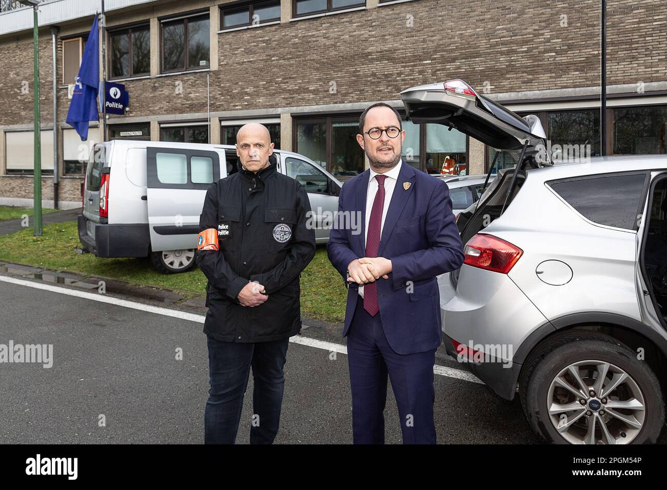 Police officer Bart Vertessen and Justice Minister Vincent Van ...