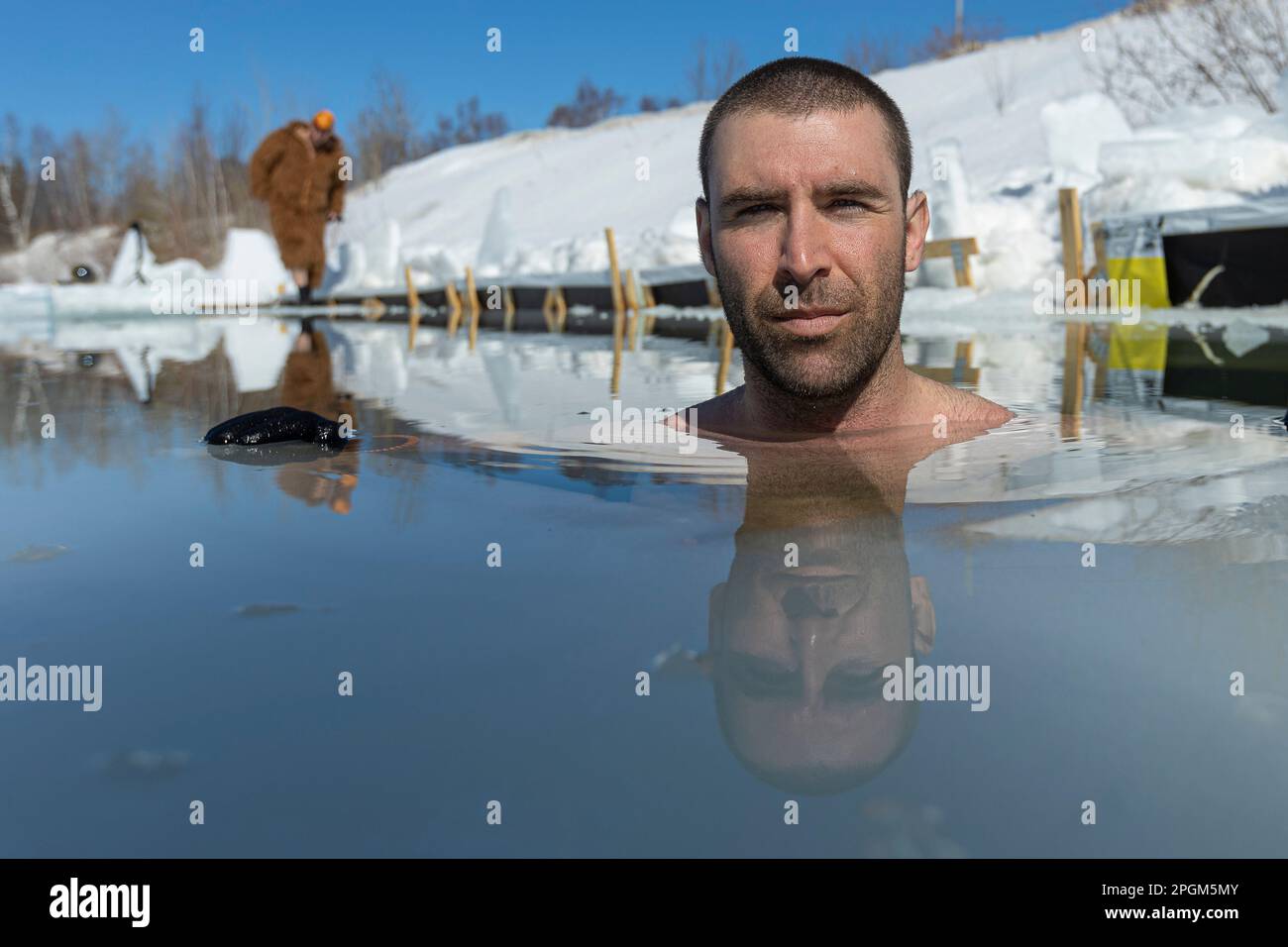 Martin Brunet relax in the cold water of a frozen lake in a funny way ...