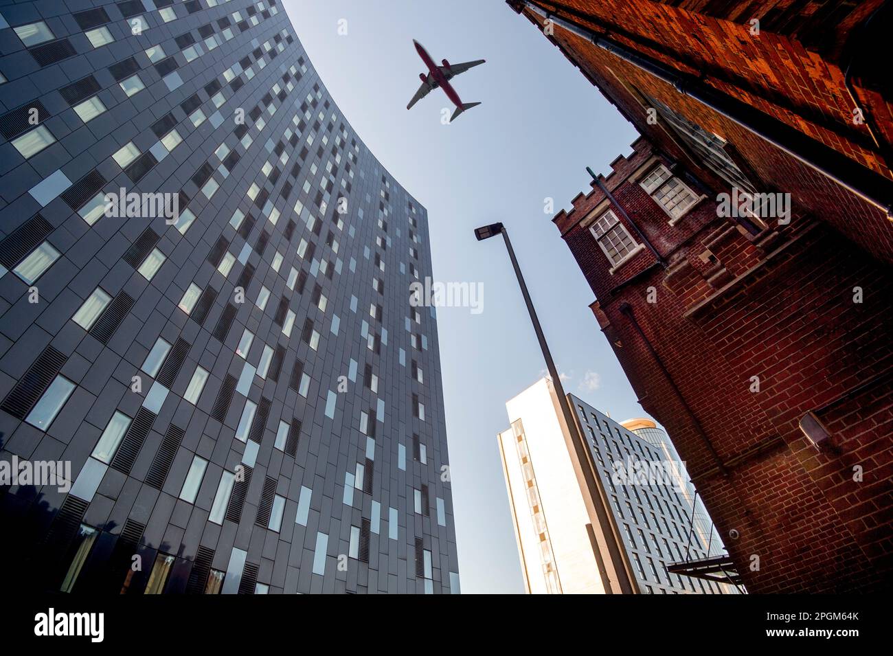 Aeroplane flying above buildings hi-res stock photography and images ...