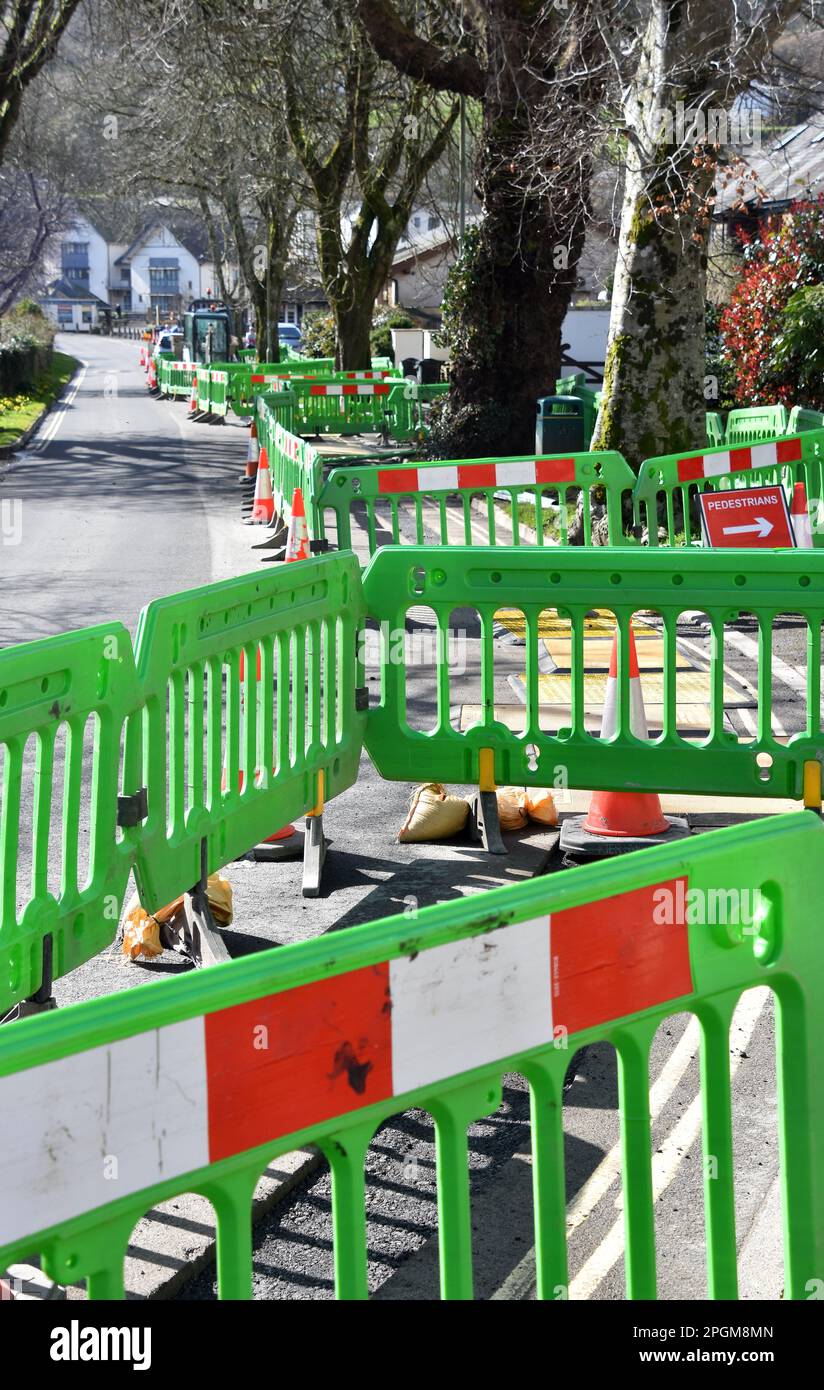 Roadworks with barriers and signs hi-res stock photography and images ...